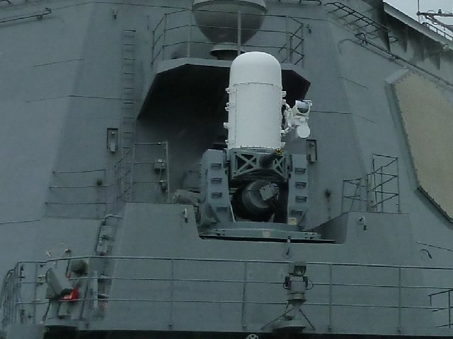 発射速度は毎分4500発、射程は3600mですが、携行弾数が1550発なので1斉射20秒程度の稼動が可能ですね。